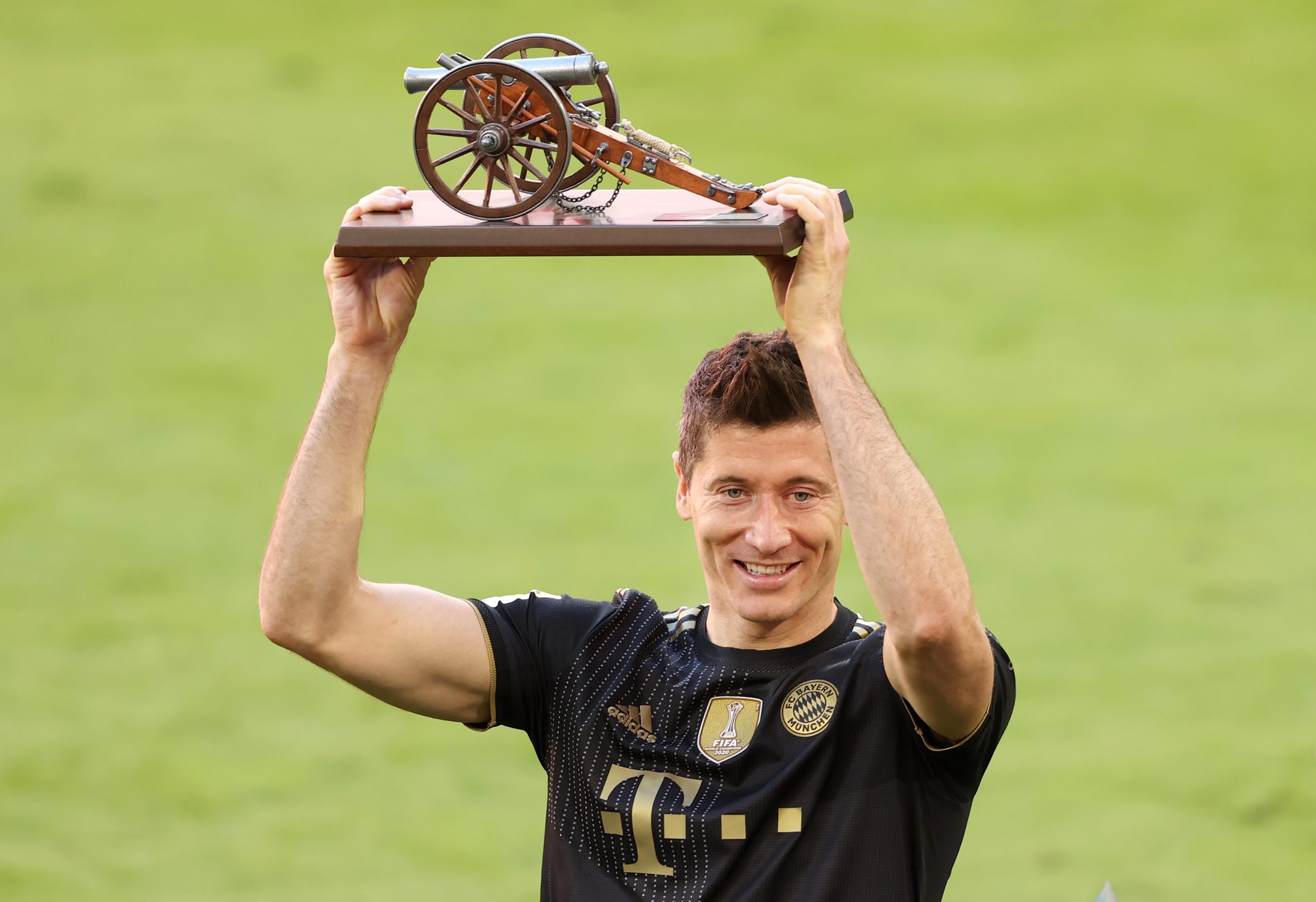 Lewandowski. Dedicates Goal Against Augsburg To His Mum - Africa Top Sports
